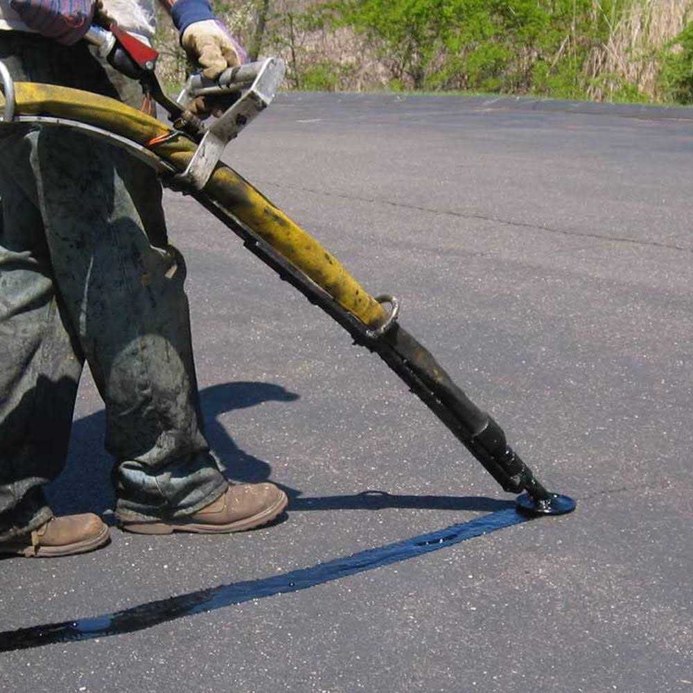 QPR Hot Applied Crack Sealant 5-Gallon Asphalt Sealer LLF08 - Hardware ...